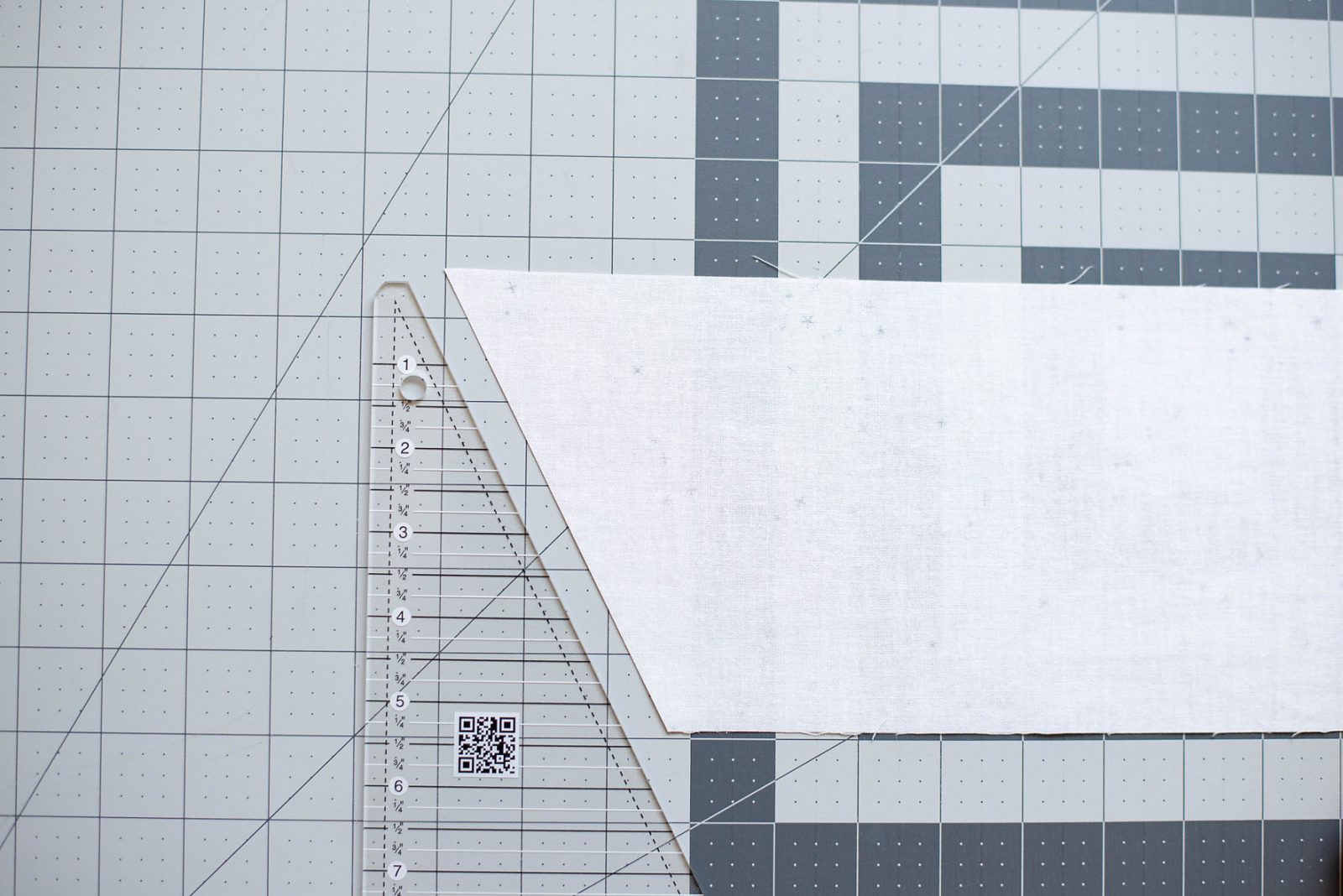 Easy Half Rectangle Triangles - HRT Tutorial - Modernly Morgan