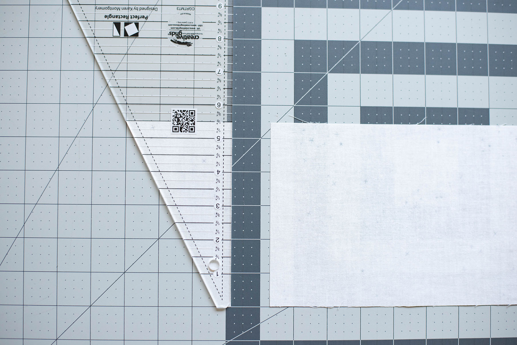 Easy Half Rectangle Triangles - HRT Tutorial - Modernly Morgan